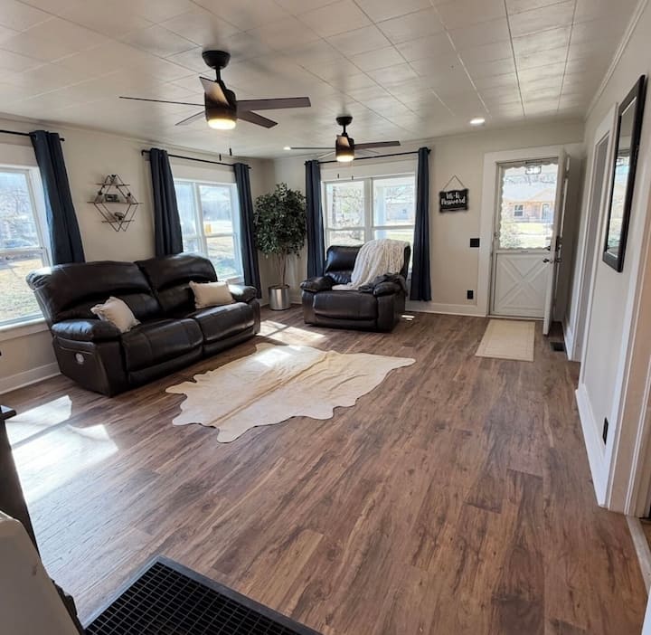 House On Main Street! 1 Mile To Jacks Fork River! - Eminence, MO