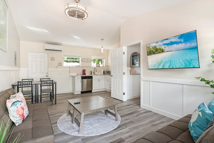 Beach & Boat Bliss | Boutique Hotel W/ Patio Views - Treasure Island, FL