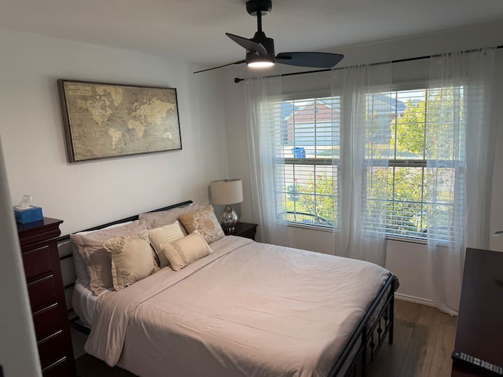 Cozy Modern Retreat Near I-45 Local & Charm! - Ennis, TX