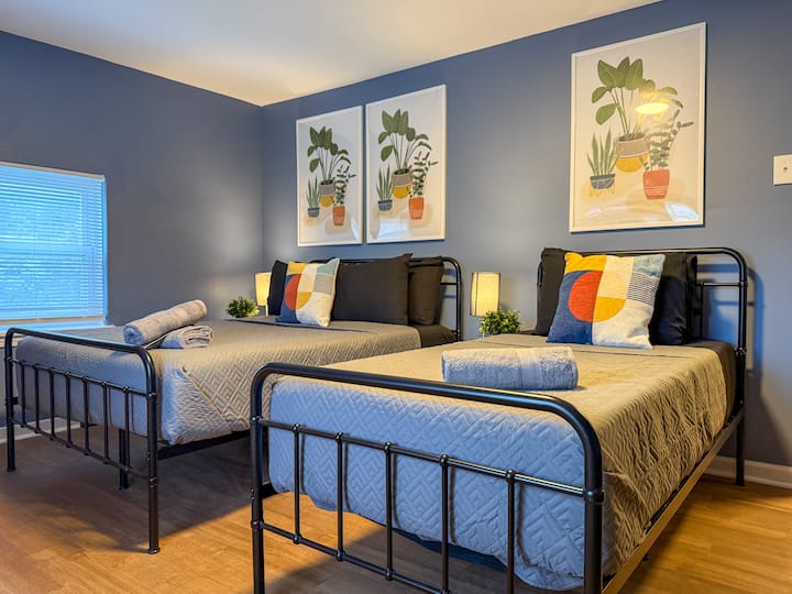 Townhouse, 3 Bedrooms W/ 8 Beds, Sleeps 10 - Monroeville, PA