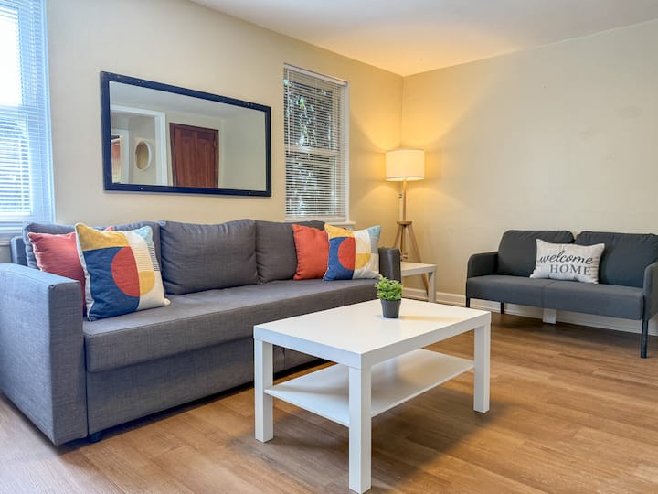 Pittsburgh Townhouse W/ 5 Beds + Sofa Bed - Monroeville, PA