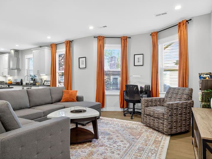 New! Lux 3br W/ 400 Mbps Wifi | Roku Tv & Games! - Hyde Park - Boston