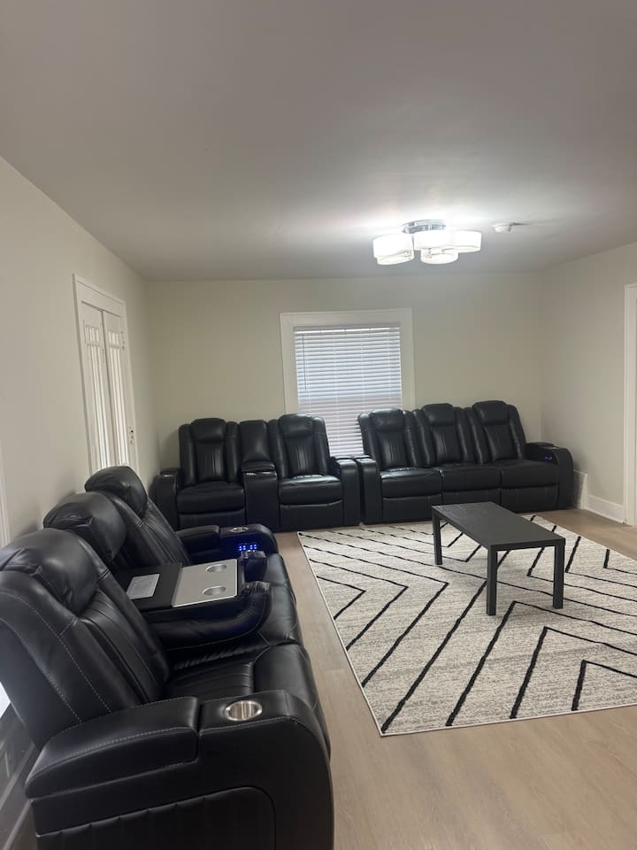 Cozy 42nd St Home - Des Moines, IA