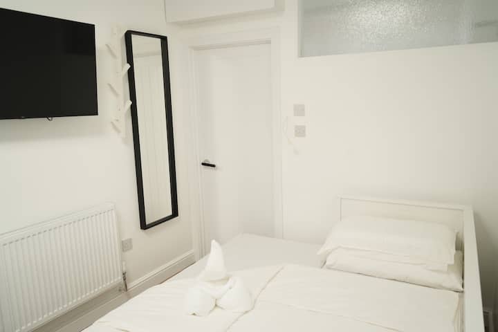Concept Room 7 Standard Double | Enfield Town - Enfield, UK
