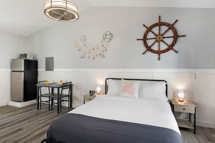 Relax & Reconnect | Poolside Stay Near The Sand - Treasure Island, FL