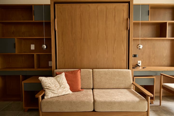 Elegante Estudio Moderno Con Mobiliario De Madera - México