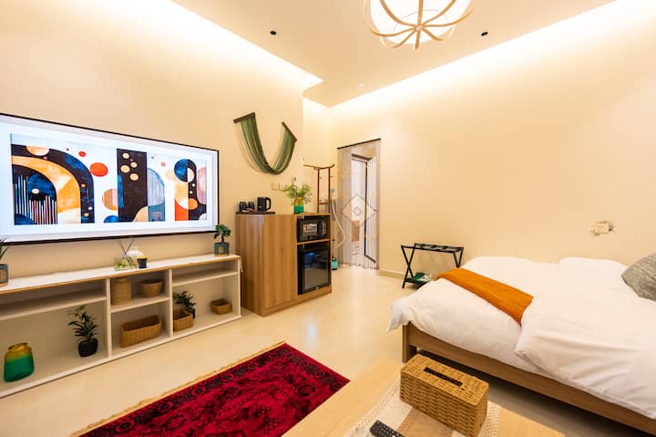 Cozy Boho Apt W/ 65” Tv & Smart Lock, Near Airport - Aéroport du Roi-Abdelaziz - Djeddah (JED)
