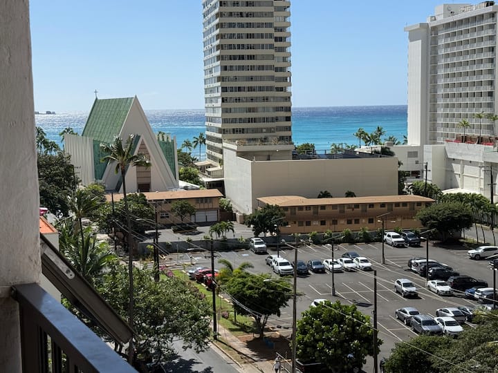 Ocean View & Fully Renovated Condo - Close 2 Beach - Honolulu, HI
