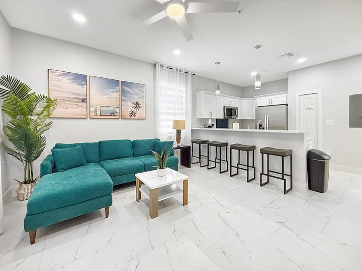 Cozy & Luxe Cape Coral Retreat With King Bed - Cape Coral, FL