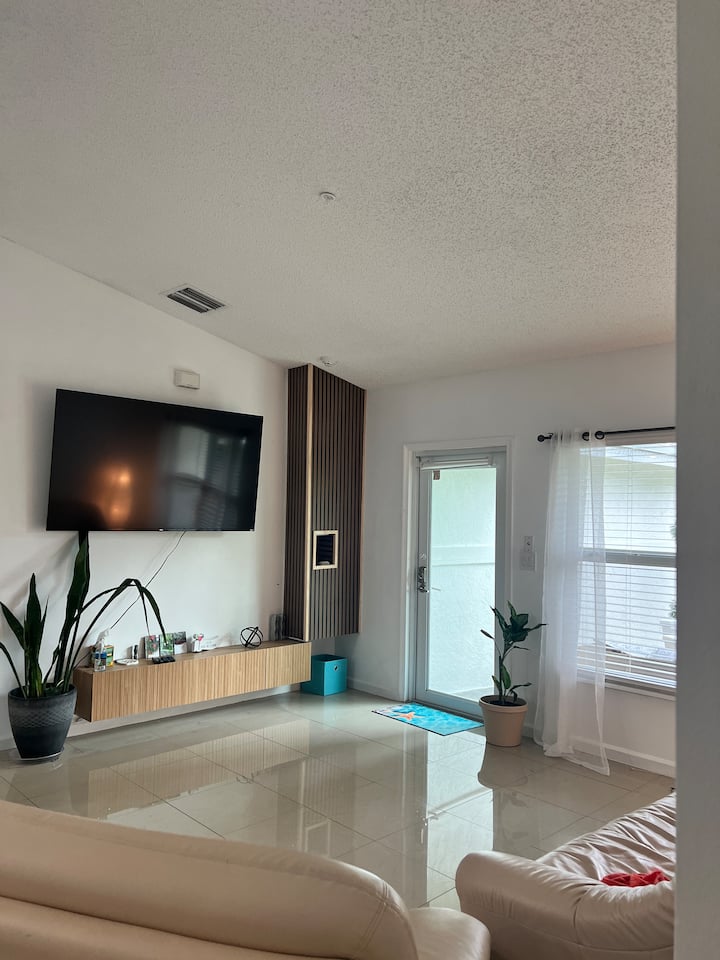 Spacious Jupiter Haven - Jupiter, FL