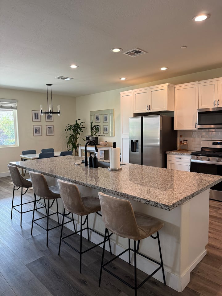 Traveler’s Paradise With Garage - Visalia