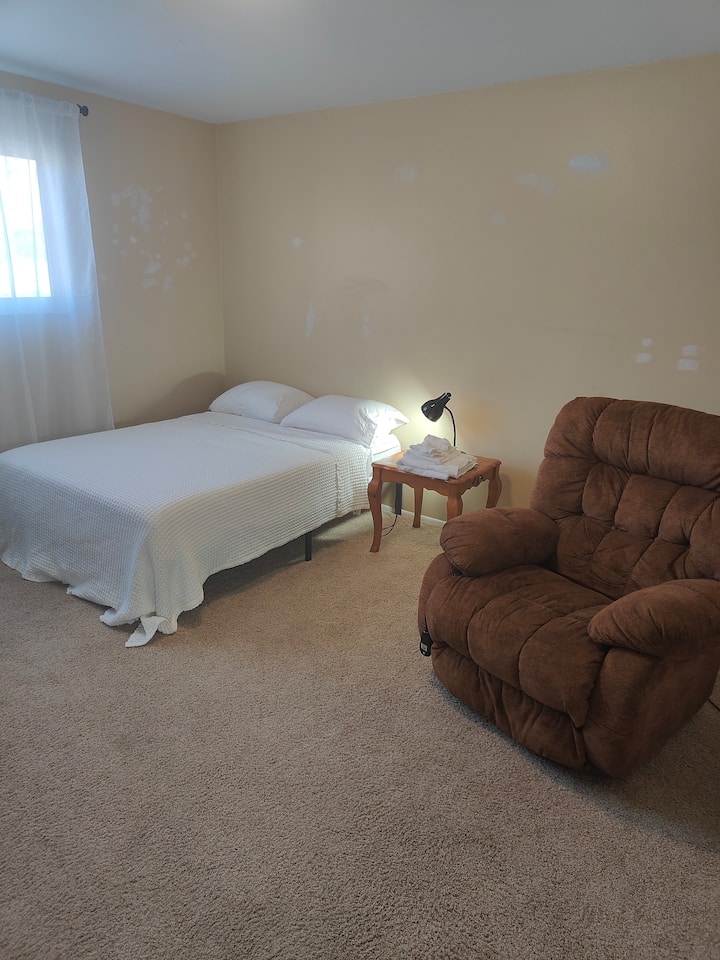 Cozy Minimalist Room #1 - West Jordan, UT