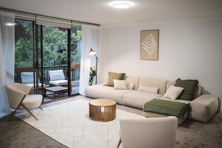 Convenient Comfort: 3 Bedrooms, 2 Baths, 2 Parking - Mosman