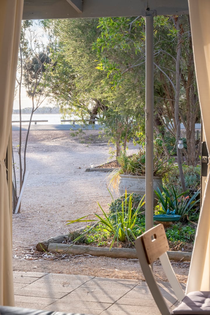 Alisa's Little Lakehouse | Cottage With Lake Views - Berri