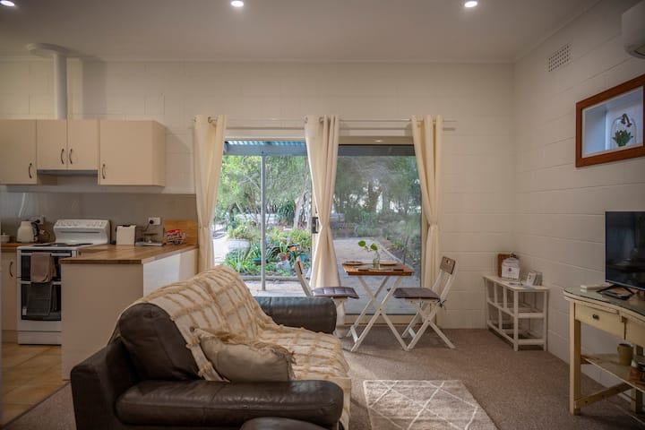 Alisa's Little Lakehouse | Cottage With Lake Views - Barmera