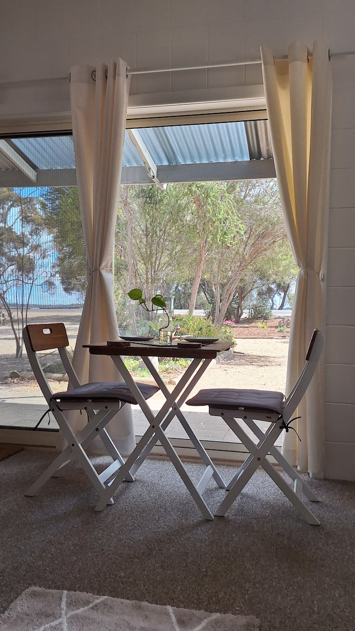 Alisa's Little Lakehouse | Cottage With Lake Views - Berri