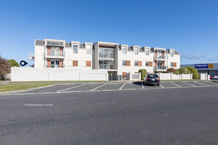 Relax In Style, Central Taupo Apartment. - Taupo
