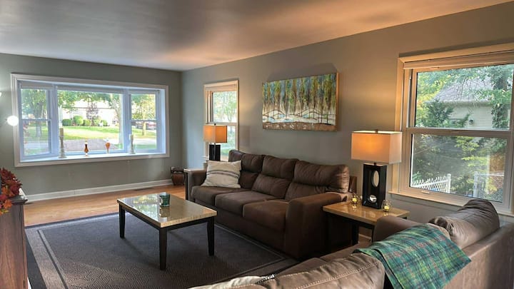 Midland Central Getaway 4bd 2.5 Ba - Midland, MI