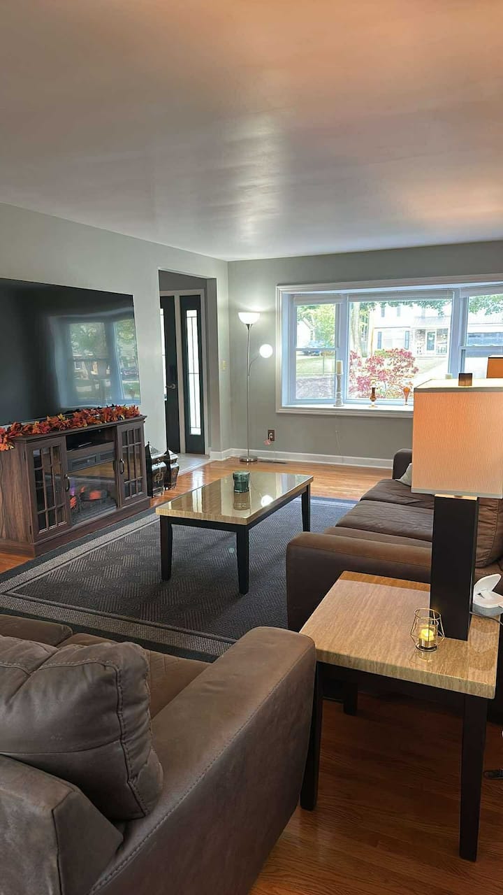 Midland Central Getaway 4bd 2.5 Ba - Midland, MI