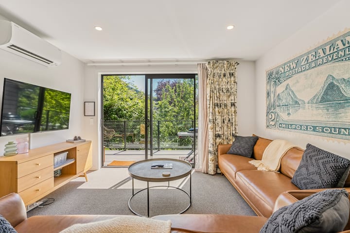Stylish 2br Queenstown Retreat - Walk To Town - Queenstown