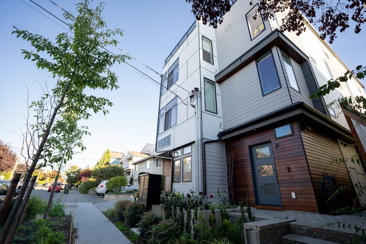 City Views From Rooftop Oasis In Seattle Ballard - Seattle, WA