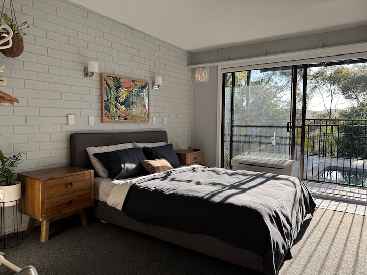 Coastal Retreat With Pool, Spa & Lagoon Walks - Collaroy