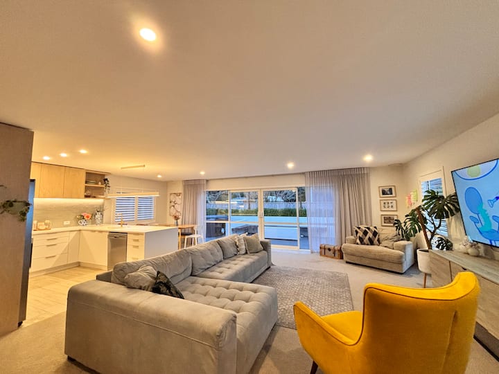 Three Bedroom Modern Retreat - Taranaki
