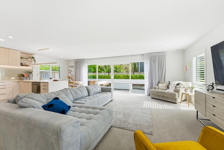 Three Bedroom Modern Retreat - Taranaki