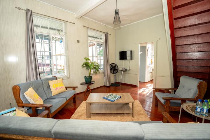Het Houten Huis (Hhh) - Suriname
