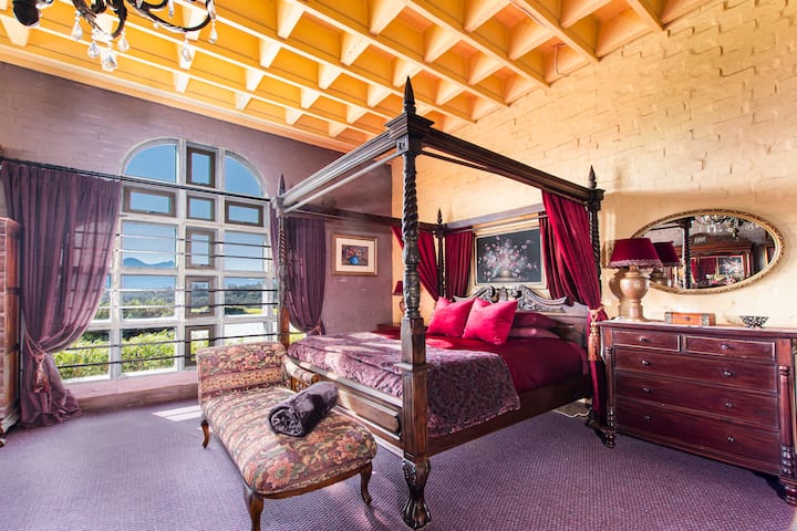 Vineam Castle - The King's Chamber - Herolds Bay