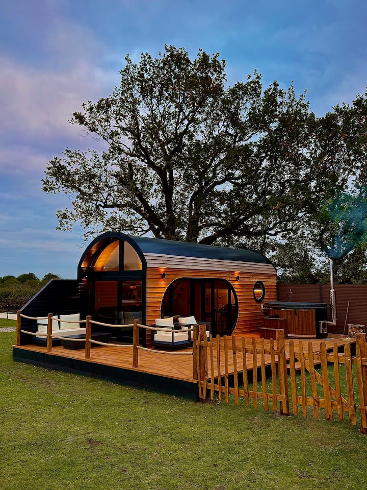 Luxury Glamping Belfry & Drayton Manor (Bee Pod) - Warwickshire