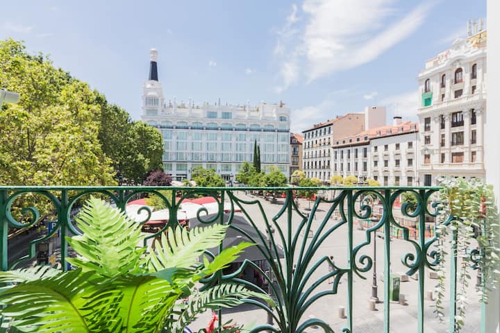 Vistas Con Encanto A La Plaza Santa Ana - Madrid