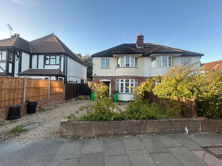 Private 1st Floor Semi Detatched House Full Setup! - Ruislip