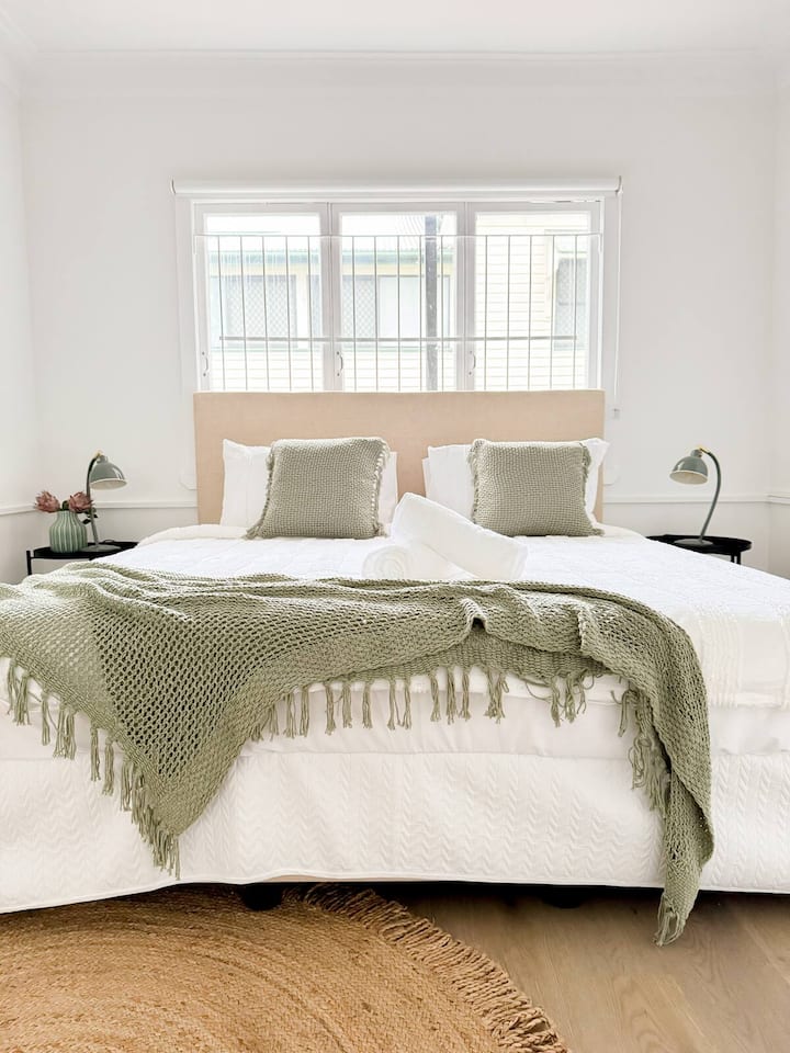 Spanish-style Cbd Villa | Sleeps 6 + Free Parking - Balmoral