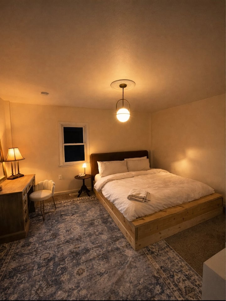 Boutique Downtown Troy Suite | King Bed - Troy, OH