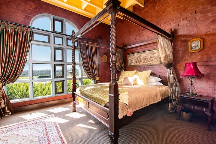Vineam Castle - The Knight's Room - Herolds Bay