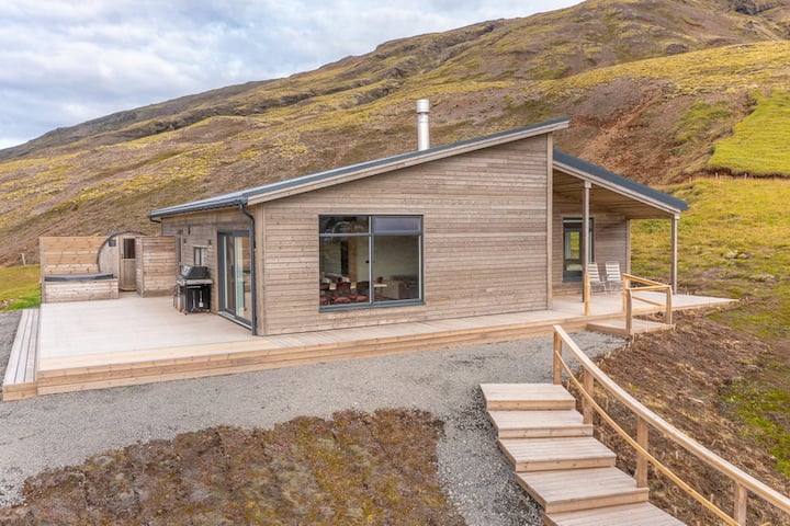 Mountain View Villa - Iceland