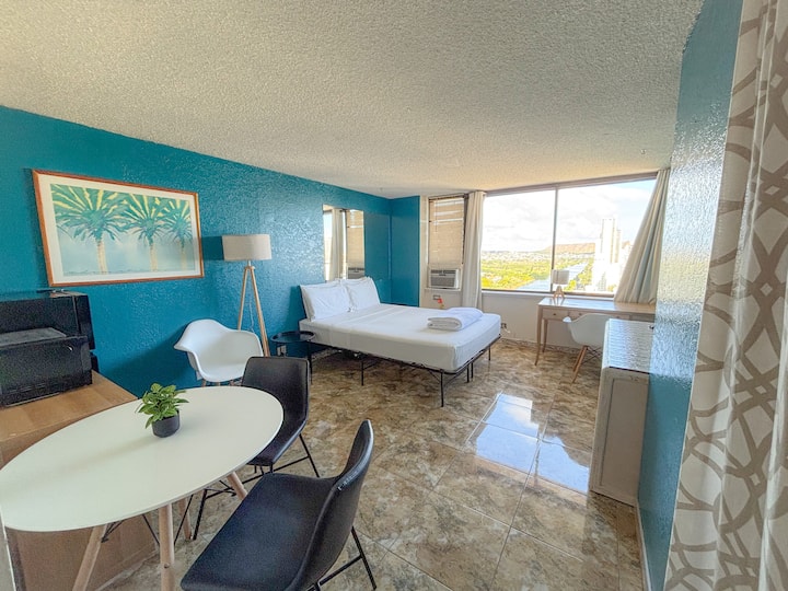 Bright & Breezy Waikiki Studio Walk To Beach - Honolulu
