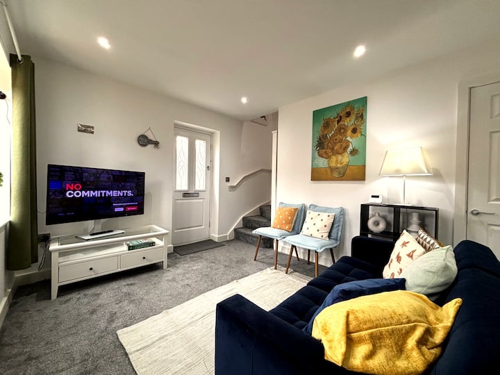 2 Bedroom House - Private Parking - Staffordshire