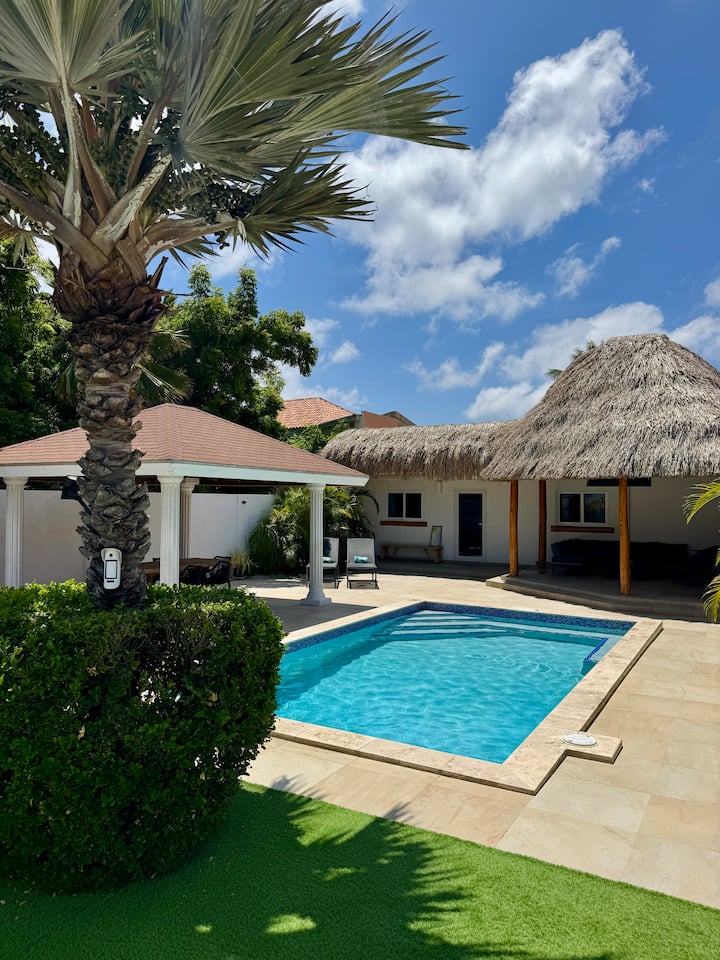 Family Villa Flamingo 5 Br W/ Pool + Guest House - Aruba