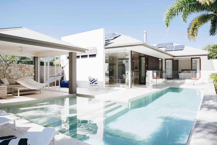 Spacious Coastal Luxury – Steps From The Beach! - Caloundra