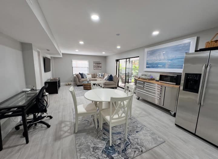Modern Siesta Key 2br Gem | Near Village & Beach - Siesta Key, FL