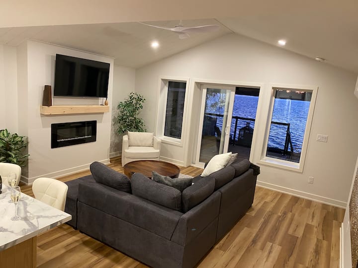 Modern Lakefront Getaway – Gorgeous Sunsets - Carleton Place