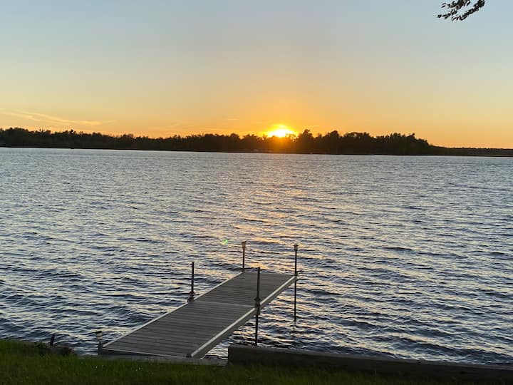 Modern Lakefront Getaway – Gorgeous Sunsets - Carleton Place