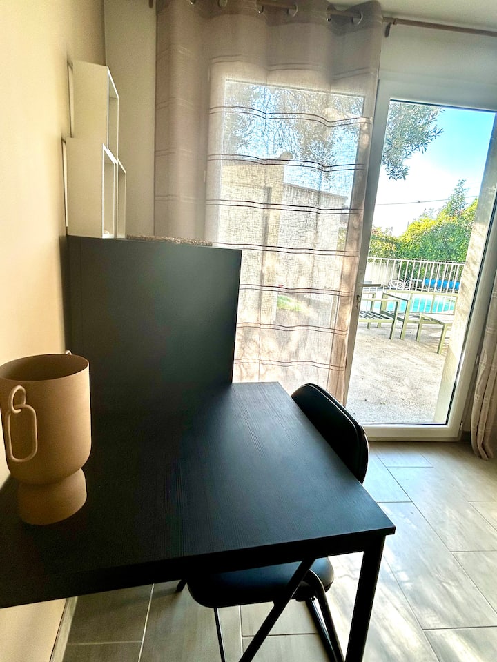 Chambre Dans Maison Avec Piscine - Marignane