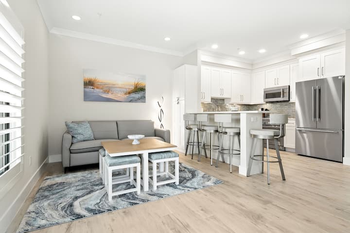 Stylish Gulfside Sarasota Getaway – Steps To Sand - Sarasota, FL