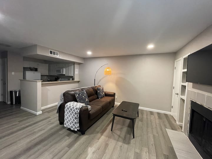 Cozy Gated Cottage With Washer And Dryer - Oklahoma City