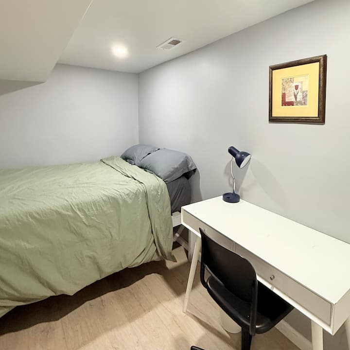 R7. Affordable Private Basement Room Ensuite Bath - Philadelphia, PA