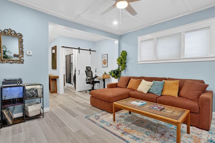 Reo Grande: Walkable Reotown Apartment - Michigan State University, Michigan