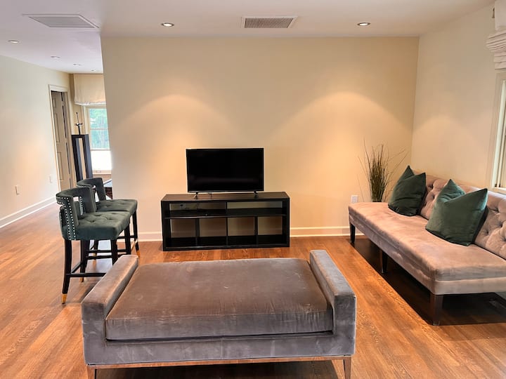 Pulchritudinous Potomac Pad - Rockville, MD